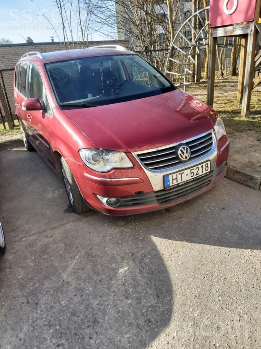 Sarkans Volkswagen Touran 2007 Rēzekne, ar dzinēja tilpumu 2.00 L un nobraukumu 351 tūkst. km par 1650 €, foto 1 vietnē AUTOMOTO.COM.LV