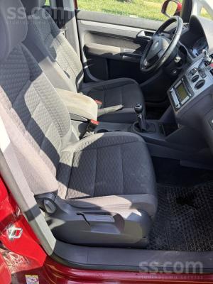 Sarkans Volkswagen Touran 2007 Rīga, ar dzinēja tilpumu 1.90 L un nobraukumu 28 tūkst. km par 2500 €, foto  vietnē AUTOMOTO.COM.LV
