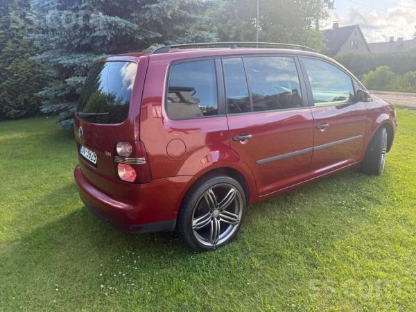Red Volkswagen Touran 2007 in Riga, with an engine capacity of 1.40 L and mileage of 302 thousand km for 3250 €, photo 5 on AUTOMOTO.COM.LV