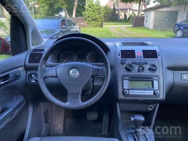 Red Volkswagen Touran 2007 in Riga, with an engine capacity of 1.40 L and mileage of 302 thousand km for 3250 €, photo 8 on AUTOMOTO.COM.LV