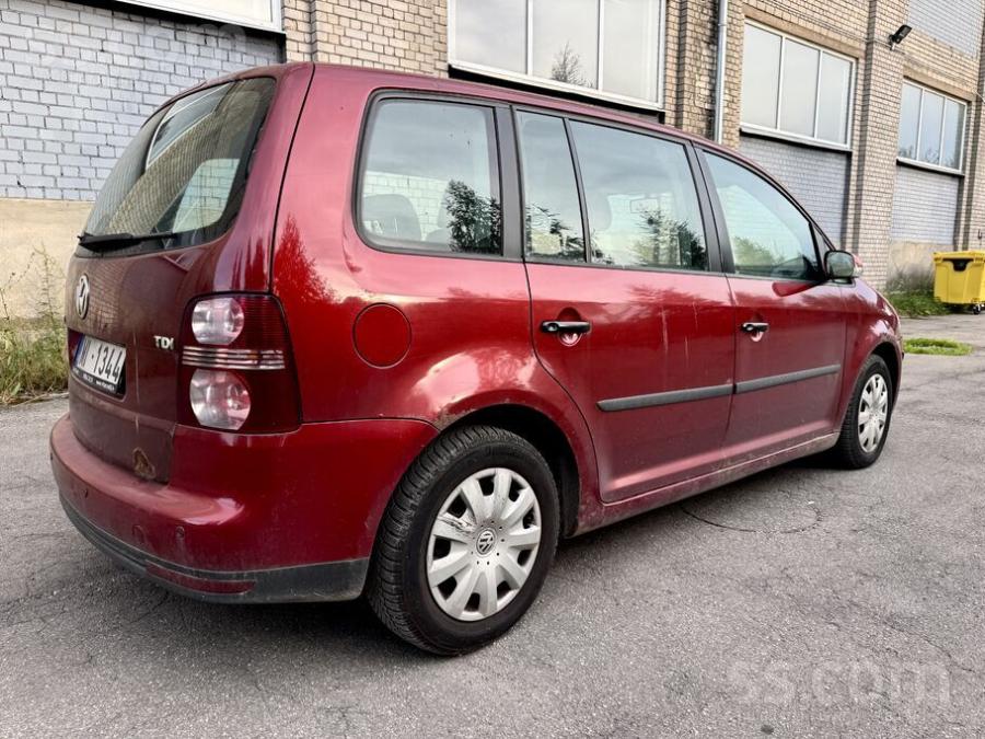 Red Volkswagen Touran 2007 in Riga, with an engine capacity of 1.90 L and mileage of 0 thousand km for 900 €, photo 4 on AUTOMOTO.COM.LV