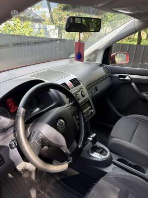 Sarkans Volkswagen Touran 2007 Kauņa, ar dzinēja tilpumu 1.97 L un nobraukumu 392 tūkst. km par 2600 €, foto 8 vietnē AUTOMOTO.COM.LV