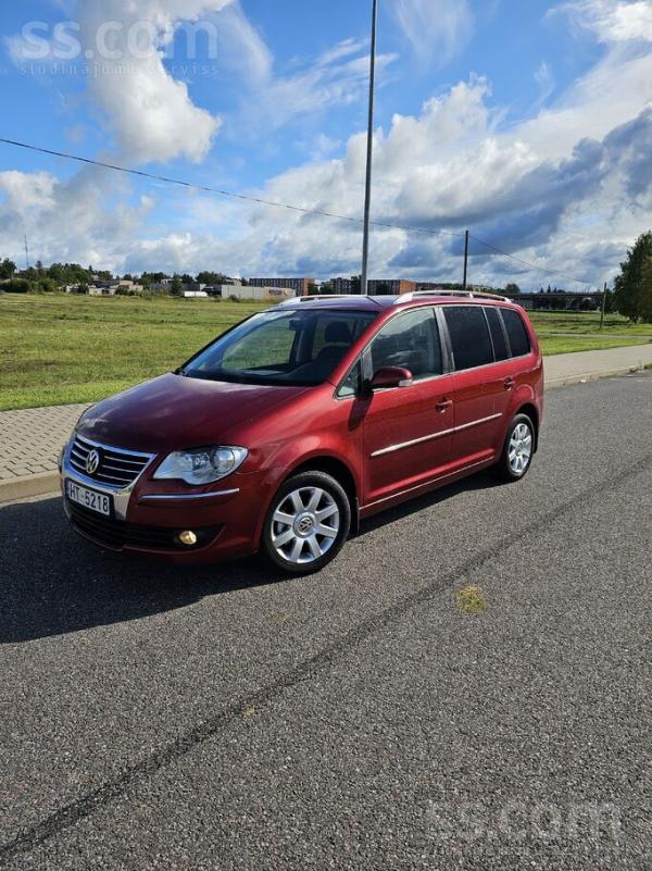 Sarkans Volkswagen Touran 2007 Rēzekne, ar dzinēja tilpumu 2.00 L un nobraukumu 354 tūkst. km par 2850 €, foto 1 vietnē AUTOMOTO.COM.LV