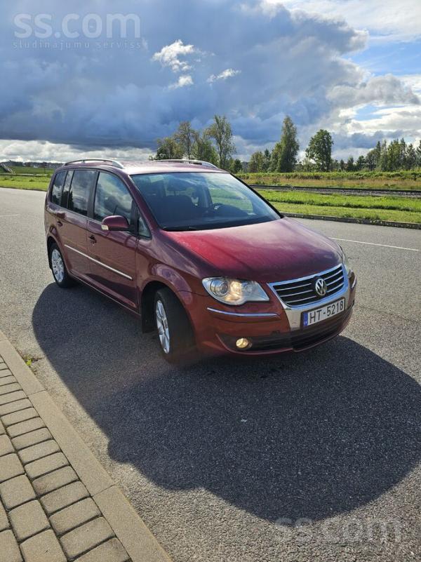 Sarkans Volkswagen Touran 2007 Rēzekne, ar dzinēja tilpumu 2.00 L un nobraukumu 354 tūkst. km par 2850 €, foto 3 vietnē AUTOMOTO.COM.LV