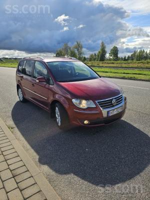 Sarkans Volkswagen Touran 2007 Rēzekne, ar dzinēja tilpumu 2.00 L un nobraukumu 354 tūkst. km par 2350 €, foto 3 vietnē AUTOMOTO.COM.LV