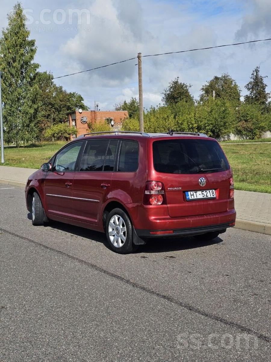 Sarkans Volkswagen Touran 2007 Rēzekne, ar dzinēja tilpumu 2.00 L un nobraukumu 354 tūkst. km par 2350 €, foto 4 vietnē AUTOMOTO.COM.LV