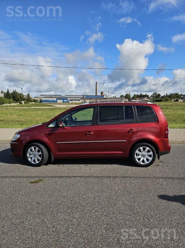 Sarkans Volkswagen Touran 2007 Rēzekne, ar dzinēja tilpumu 2.00 L un nobraukumu 354 tūkst. km par 2850 €, foto 5 vietnē AUTOMOTO.COM.LV