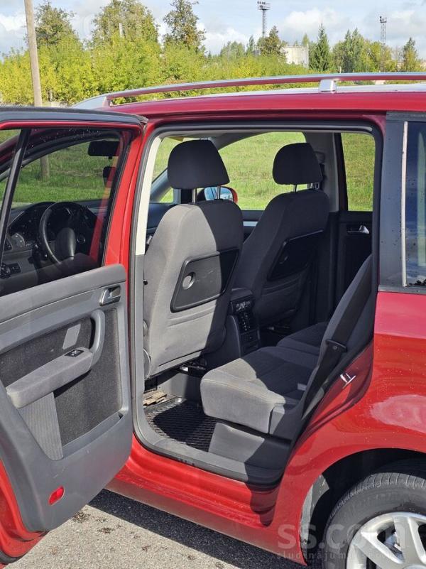 Sarkans Volkswagen Touran 2007 Rēzekne, ar dzinēja tilpumu 2.00 L un nobraukumu 354 tūkst. km par 2850 €, foto 7 vietnē AUTOMOTO.COM.LV