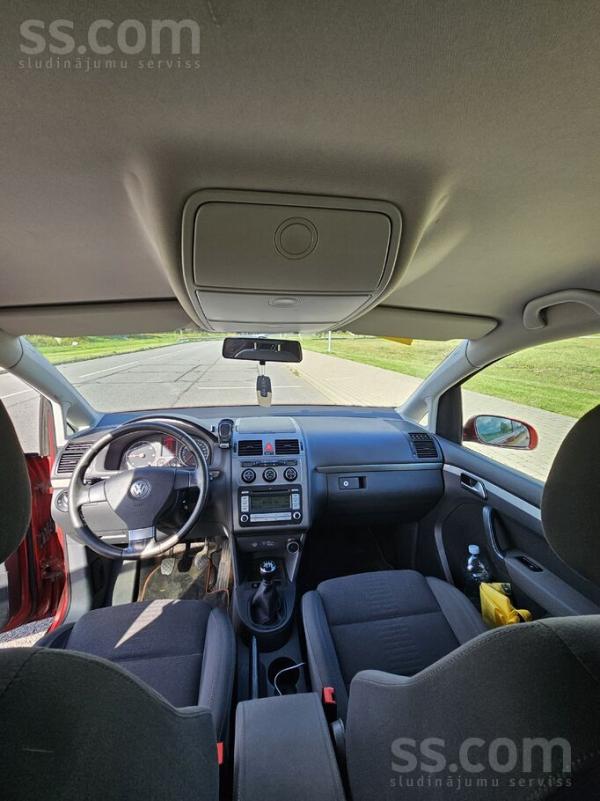 Sarkans Volkswagen Touran 2007 Rēzekne, ar dzinēja tilpumu 2.00 L un nobraukumu 354 tūkst. km par 2850 €, foto 8 vietnē AUTOMOTO.COM.LV