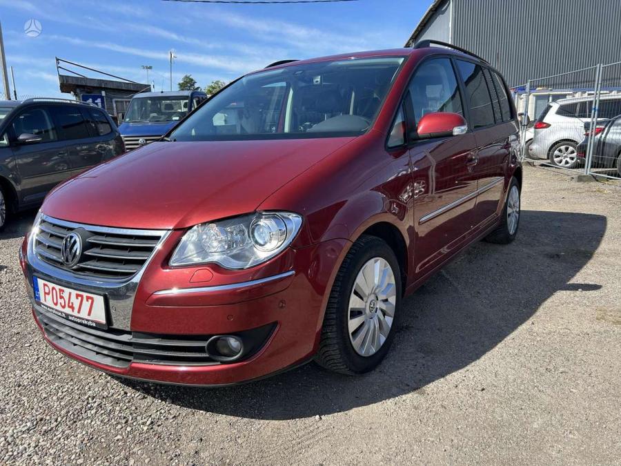 Red Volkswagen Touran 2007 in Kaunas, with an engine capacity of 1.39 L and mileage of 196 thousand km for 3300 €, photo 1 on AUTOMOTO.COM.LV
