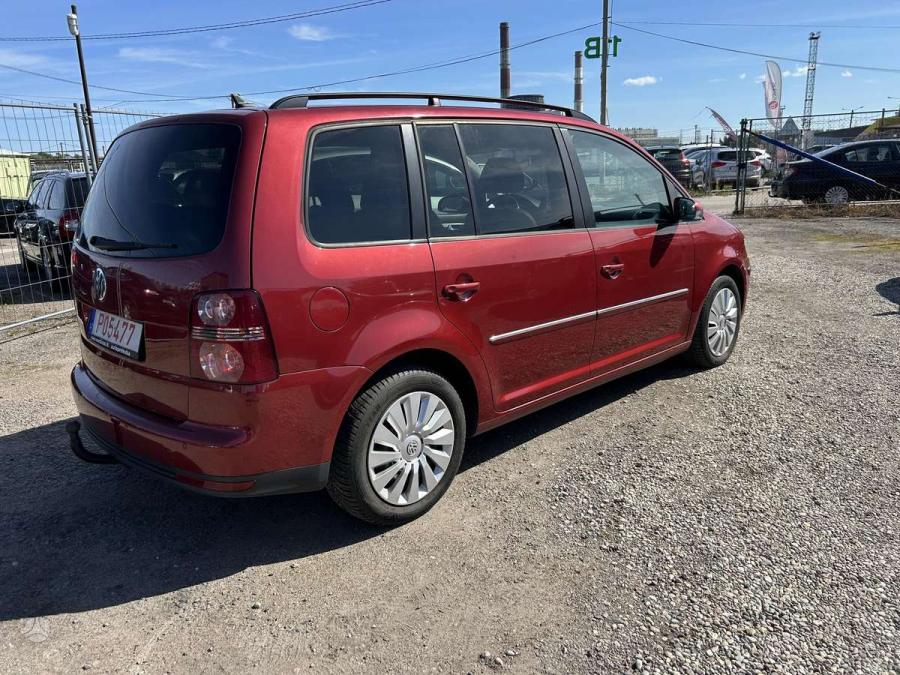 Red Volkswagen Touran 2007 in Kaunas, with an engine capacity of 1.39 L and mileage of 196 thousand km for 3300 €, photo 3 on AUTOMOTO.COM.LV