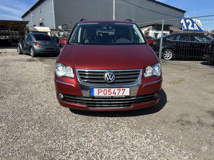 Red Volkswagen Touran 2007 in Kaunas, with an engine capacity of 1.39 L and mileage of 196 thousand km for 3300 €, photo 4 on AUTOMOTO.COM.LV