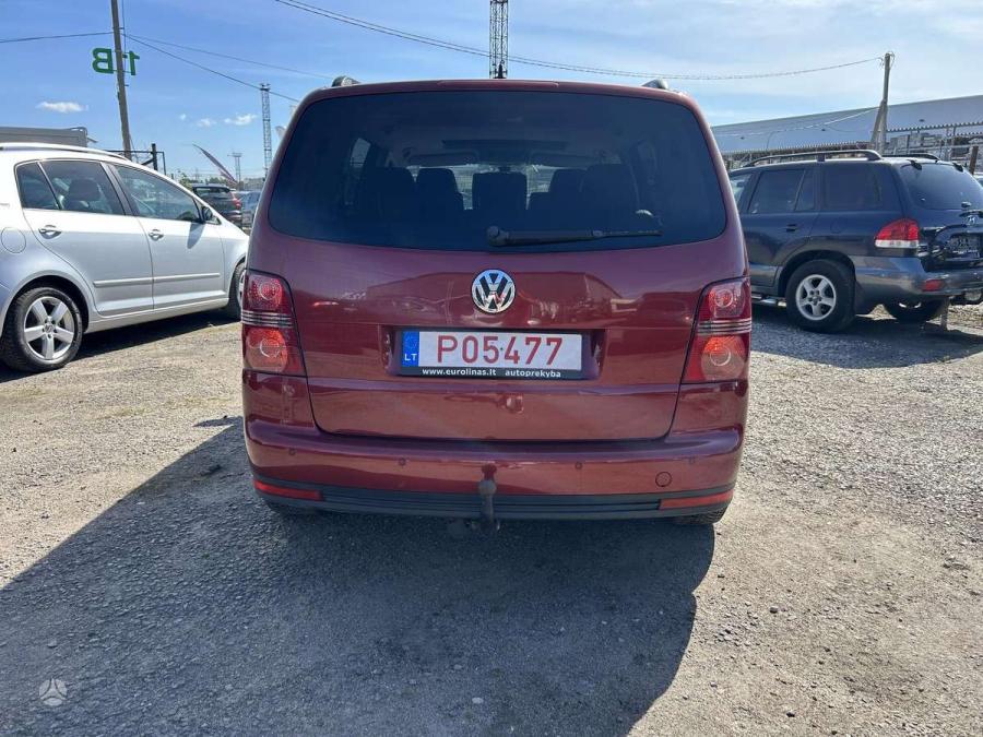 Red Volkswagen Touran 2007 in Kaunas, with an engine capacity of 1.39 L and mileage of 196 thousand km for 3300 €, photo 5 on AUTOMOTO.COM.LV