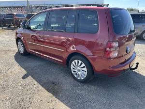 Red Volkswagen Touran 2007 in Kaunas, with an engine capacity of 1.39 L and mileage of 196 thousand km for 3300 €, photo 8 on AUTOMOTO.COM.LV
