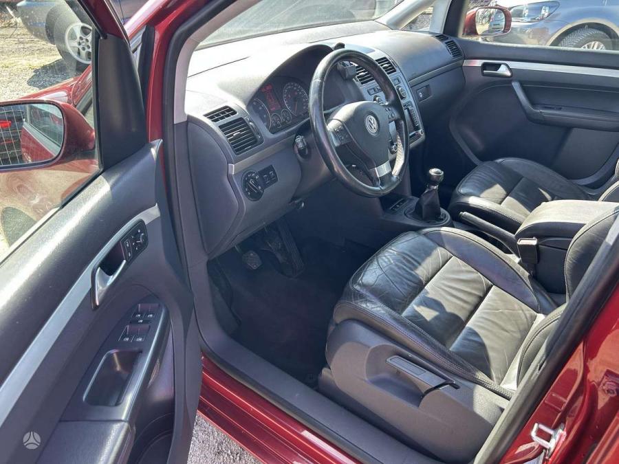 Red Volkswagen Touran 2007 in Kaunas, with an engine capacity of 1.39 L and mileage of 196 thousand km for 3300 €, photo 11 on AUTOMOTO.COM.LV