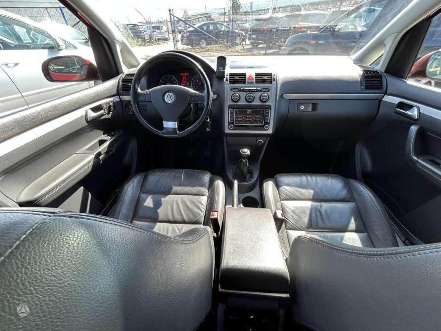Red Volkswagen Touran 2007 in Kaunas, with an engine capacity of 1.39 L and mileage of 196 thousand km for 3300 €, photo 12 on AUTOMOTO.COM.LV