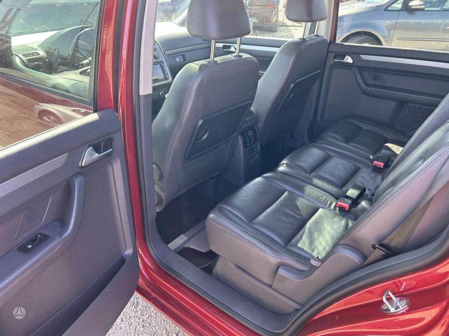 Red Volkswagen Touran 2007 in Kaunas, with an engine capacity of 1.39 L and mileage of 196 thousand km for 3300 €, photo 17 on AUTOMOTO.COM.LV