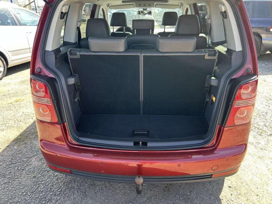 Red Volkswagen Touran 2007 in Kaunas, with an engine capacity of 1.39 L and mileage of 196 thousand km for 3300 €, photo 21 on AUTOMOTO.COM.LV