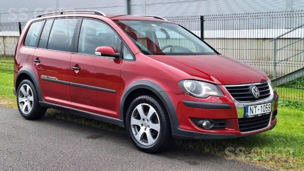 Volkswagen Touran 2007 Rīga vietnē Sarkans Volkswagen Touran 2007 Rīga, ar dzinēja tilpumu 1.90 L un nobraukumu 399 tūkst. km par 2300 €, foto 3 vietnē AUTOMOTO.COM.LV