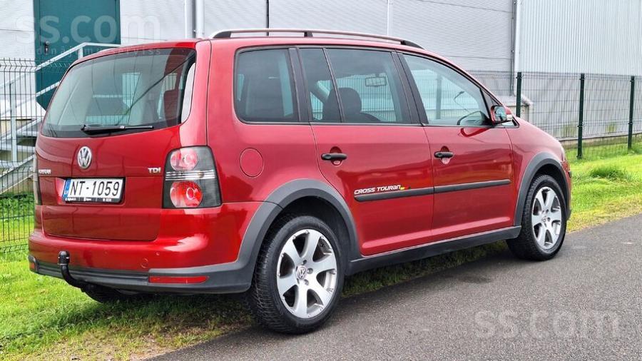 Red Volkswagen Touran 2007 in Riga, with an engine capacity of 1.90 L and mileage of 399 thousand km for 2300 €, photo 4 on AUTOMOTO.COM.LV