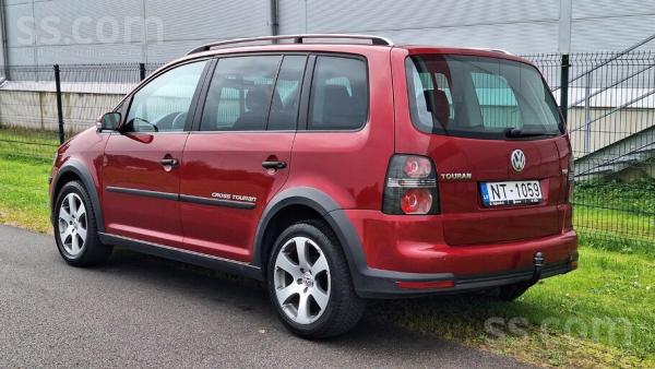 Volkswagen Touran 2007 Rīga vietnē Sarkans Volkswagen Touran 2007 Rīga, ar dzinēja tilpumu 1.90 L un nobraukumu 399 tūkst. km par 2300 €, foto 5 vietnē AUTOMOTO.COM.LV
