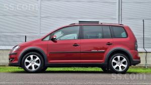 Red Volkswagen Touran 2007 in Riga, with an engine capacity of 1.90 L and mileage of 399 thousand km for 2300 €, photo 6 on AUTOMOTO.COM.LV