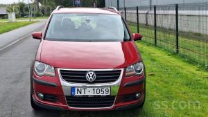 Red Volkswagen Touran 2007 in Riga, with an engine capacity of 1.90 L and mileage of 399 thousand km for 2300 €, photo 14 on AUTOMOTO.COM.LV