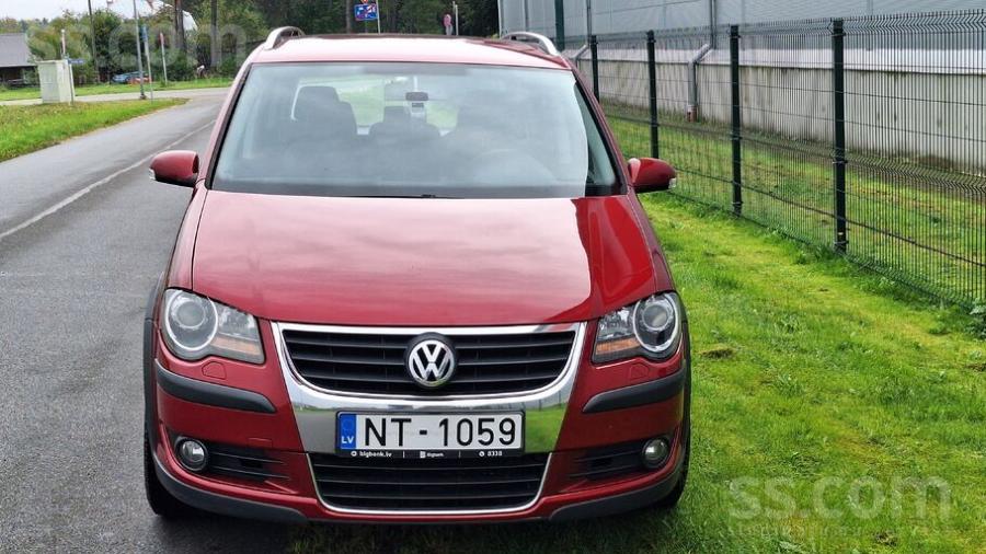 Red Volkswagen Touran 2007 in Riga, with an engine capacity of 1.90 L and mileage of 399 thousand km for 2300 €, photo 14 on AUTOMOTO.COM.LV
