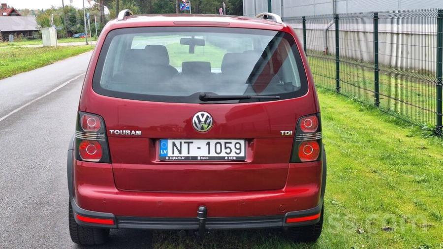 Red Volkswagen Touran 2007 in Riga, with an engine capacity of 1.90 L and mileage of 399 thousand km for 2300 €, photo 17 on AUTOMOTO.COM.LV