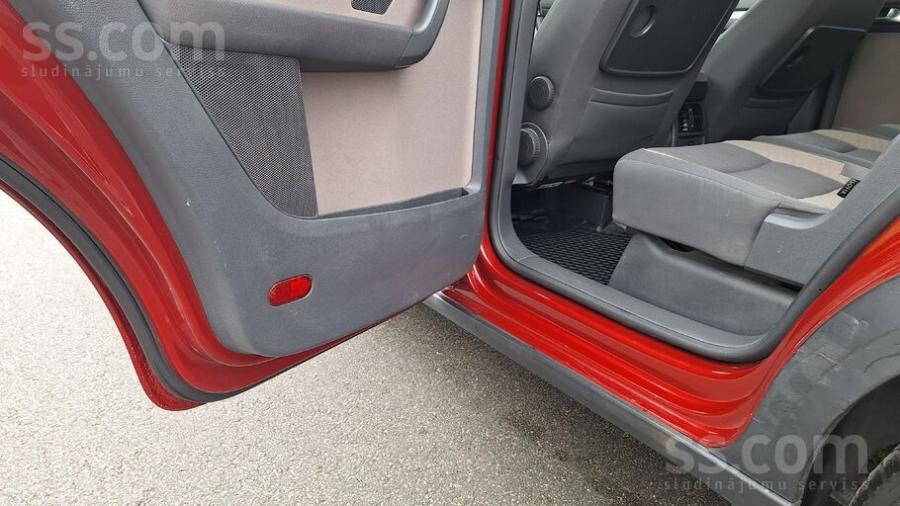 Red Volkswagen Touran 2007 in Riga, with an engine capacity of 1.90 L and mileage of 399 thousand km for 2300 €, photo 26 on AUTOMOTO.COM.LV