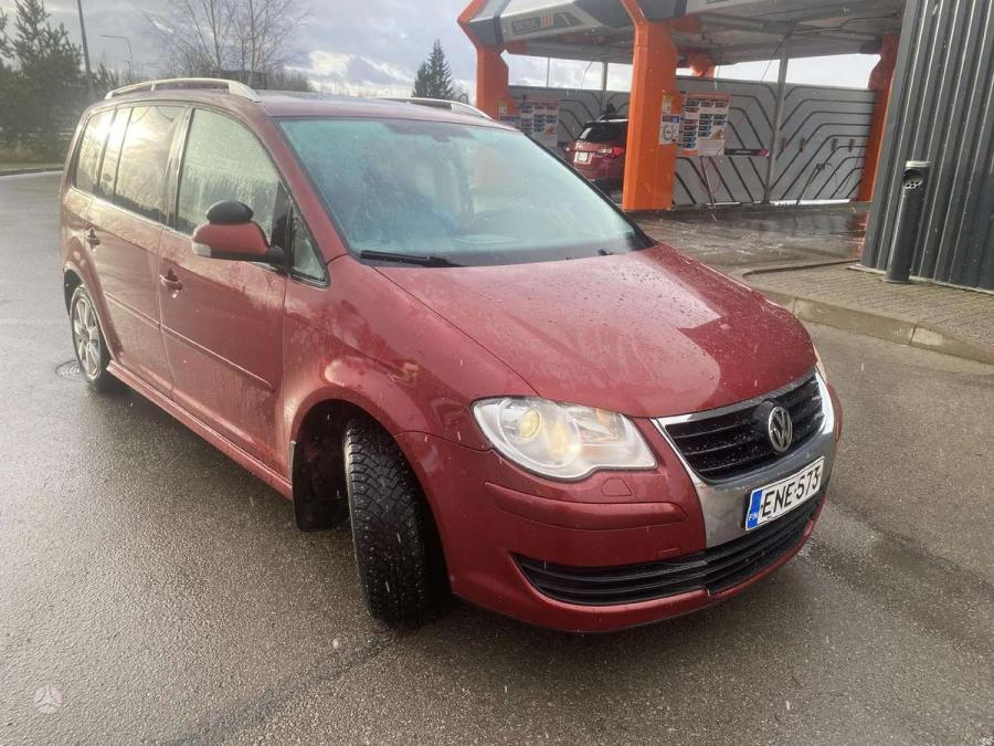 Red Volkswagen Touran 2008 in Siauliai, with an engine capacity of 2.00 L and mileage of 267 thousand km for 2850 €, photo 1 on AUTOMOTO.COM.LV