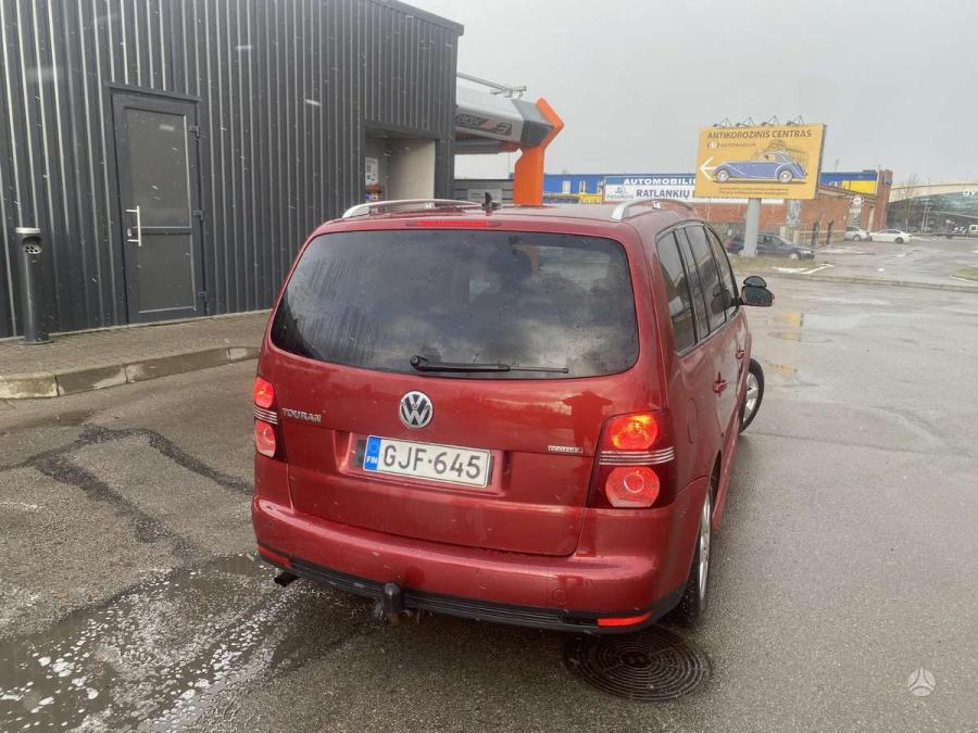 Red Volkswagen Touran 2008 in Siauliai, with an engine capacity of 2.00 L and mileage of 267 thousand km for 2850 €, photo 3 on AUTOMOTO.COM.LV