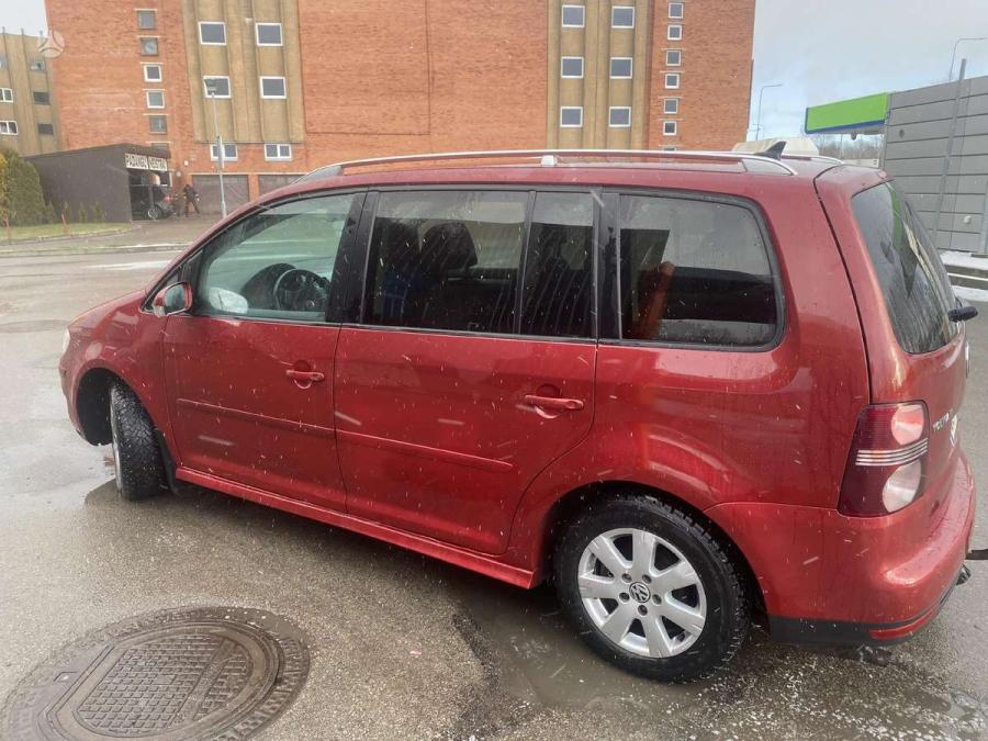 Red Volkswagen Touran 2008 in Siauliai, with an engine capacity of 2.00 L and mileage of 267 thousand km for 2850 €, photo 4 on AUTOMOTO.COM.LV