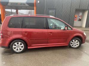 Red Volkswagen Touran 2008 in Siauliai, with an engine capacity of 2.00 L and mileage of 267 thousand km for 2850 €, photo 5 on AUTOMOTO.COM.LV