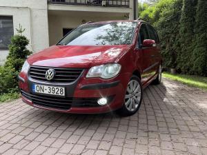 Sarkans Volkswagen Touran 2008 Rīga, ar dzinēja tilpumu 1.39 L un nobraukumu 301 tūkst. km par 2550 €, foto  vietnē AUTOMOTO.COM.LV