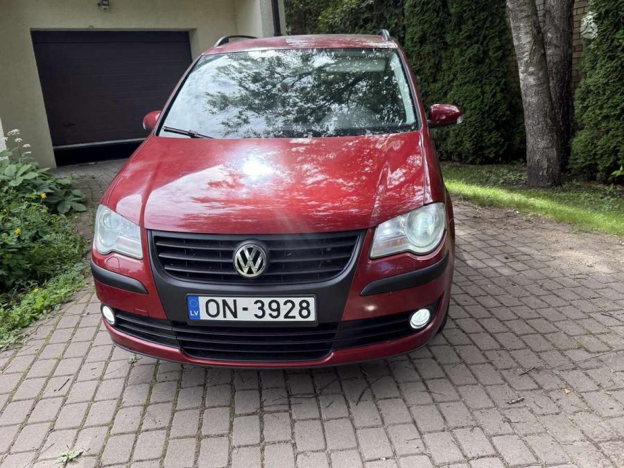 Sarkans Volkswagen Touran 2008 Rīga, ar dzinēja tilpumu 1.39 L un nobraukumu 301 tūkst. km par 2550 €, foto 3 vietnē AUTOMOTO.COM.LV
