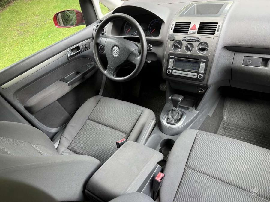 Sarkans Volkswagen Touran 2008 Rīga, ar dzinēja tilpumu 1.39 L un nobraukumu 301 tūkst. km par 2550 €, foto 14 vietnē AUTOMOTO.COM.LV
