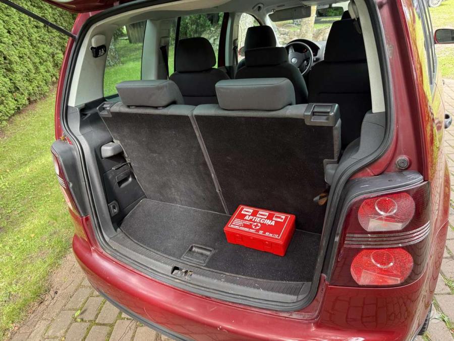 Sarkans Volkswagen Touran 2008 Rīga, ar dzinēja tilpumu 1.39 L un nobraukumu 301 tūkst. km par 2550 €, foto 16 vietnē AUTOMOTO.COM.LV