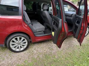 Sarkans Volkswagen Touran 2008 Rīga, ar dzinēja tilpumu 1.39 L un nobraukumu 301 tūkst. km par 2550 €, foto 17 vietnē AUTOMOTO.COM.LV