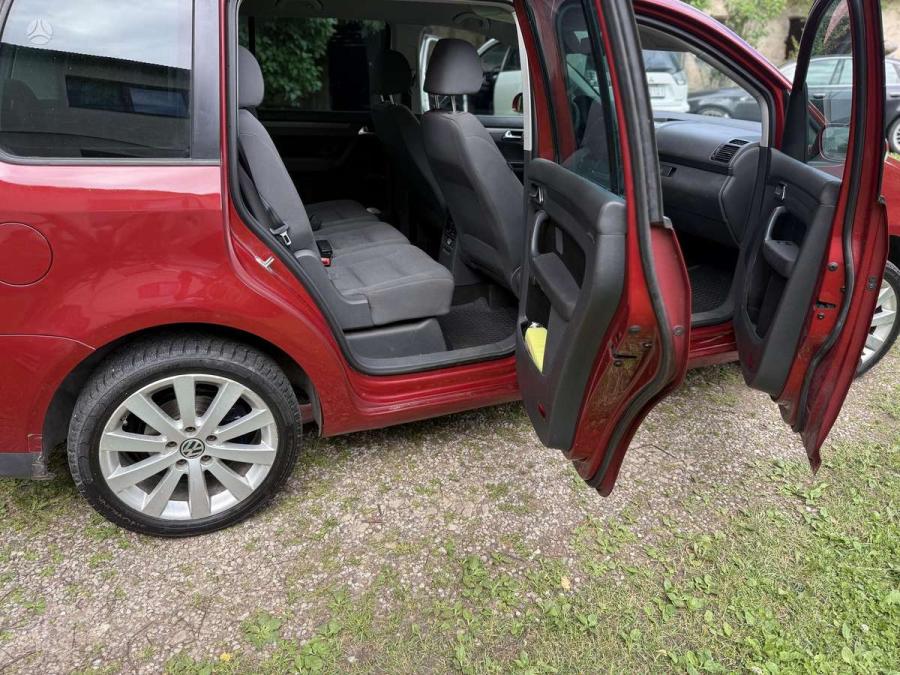Sarkans Volkswagen Touran 2008 Rīga, ar dzinēja tilpumu 1.39 L un nobraukumu 301 tūkst. km par 2550 €, foto 17 vietnē AUTOMOTO.COM.LV