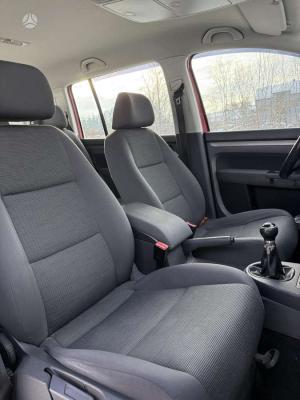 Sarkans Volkswagen Touran 2009 Viļņa, ar dzinēja tilpumu 1.90 L un nobraukumu 269 tūkst. km par 3400 €, foto 6 vietnē AUTOMOTO.COM.LV