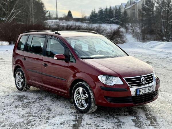 Sarkans Volkswagen Touran 2009 Viļņa, ar dzinēja tilpumu 1.90 L un nobraukumu 275 tūkst. km par 3500 €, foto 1 vietnē AUTOMOTO.COM.LV
