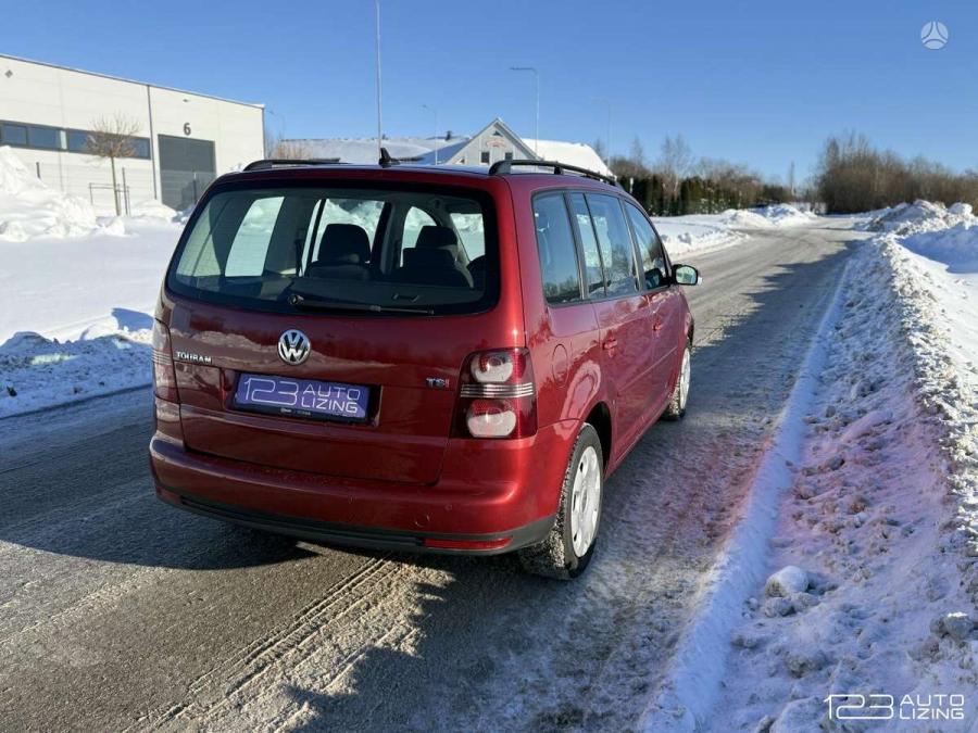 Red Volkswagen Touran 2009 in Kretinga, with an engine capacity of 1.40 L and mileage of 142 thousand km for 4999 €, photo 7 on AUTOMOTO.COM.LV