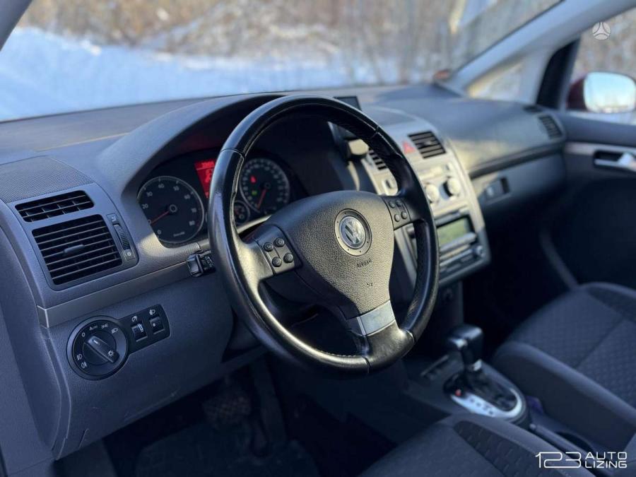 Red Volkswagen Touran 2009 in Kretinga, with an engine capacity of 1.40 L and mileage of 142 thousand km for 4999 €, photo 22 on AUTOMOTO.COM.LV