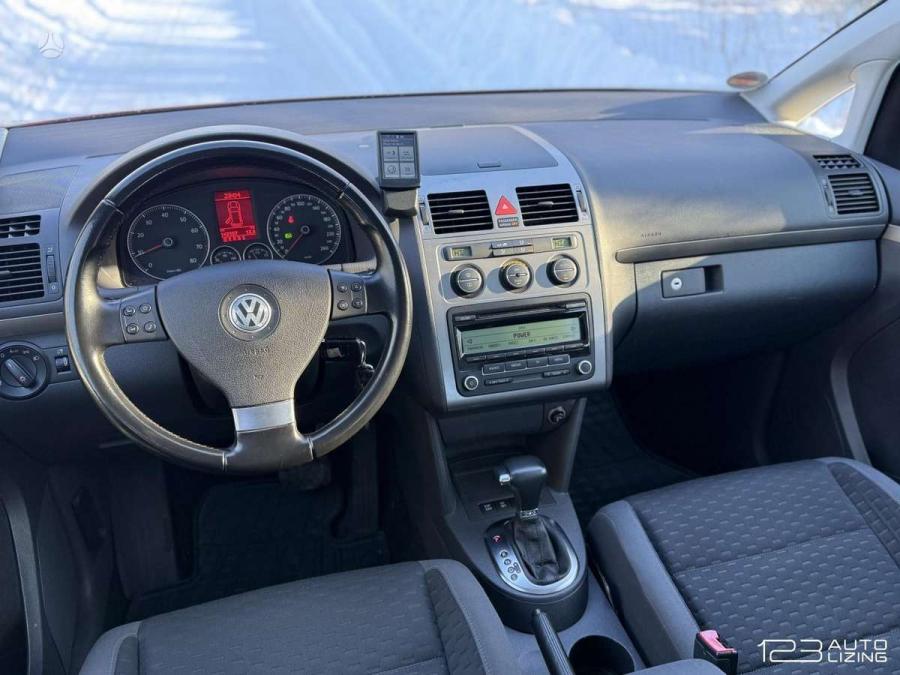 Red Volkswagen Touran 2009 in Kretinga, with an engine capacity of 1.40 L and mileage of 142 thousand km for 4999 €, photo 24 on AUTOMOTO.COM.LV