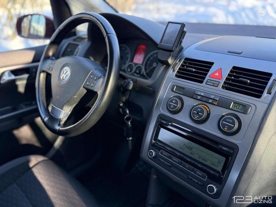 Red Volkswagen Touran 2009 in Kretinga, with an engine capacity of 1.40 L and mileage of 142 thousand km for 4999 €, photo 25 on AUTOMOTO.COM.LV