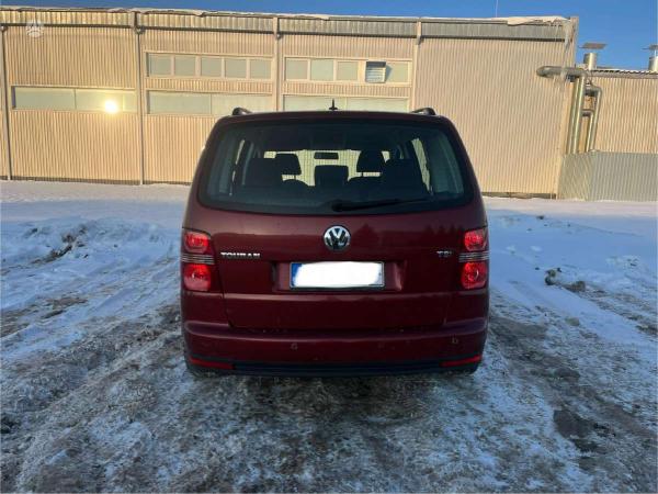 Red Volkswagen Touran 2009 in Taurage, with an engine capacity of 1.40 L and mileage of 198 thousand km for 2550 €, photo 6 on AUTOMOTO.COM.LV