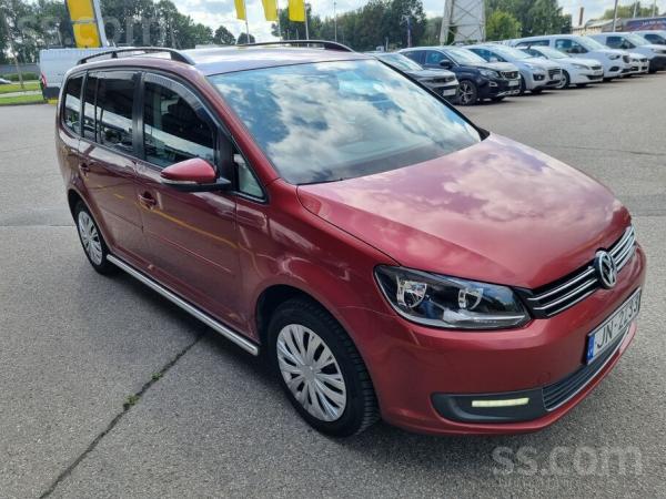 Red Volkswagen Touran 2010 in Riga, with an engine capacity of 2.00 L and mileage of 282 thousand km for 5400 €, photo 3 on AUTOMOTO.COM.LV