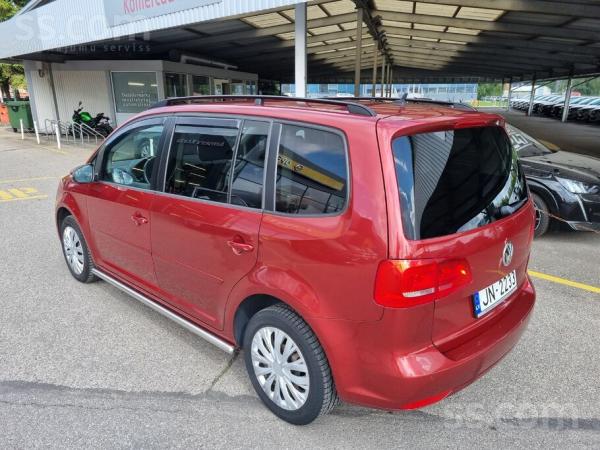 Red Volkswagen Touran 2010 in Riga, with an engine capacity of 2.00 L and mileage of 282 thousand km for 5400 €, photo 4 on AUTOMOTO.COM.LV