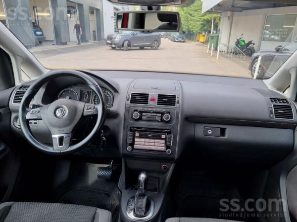 Red Volkswagen Touran 2010 in Riga, with an engine capacity of 2.00 L and mileage of 282 thousand km for 5400 €, photo 6 on AUTOMOTO.COM.LV